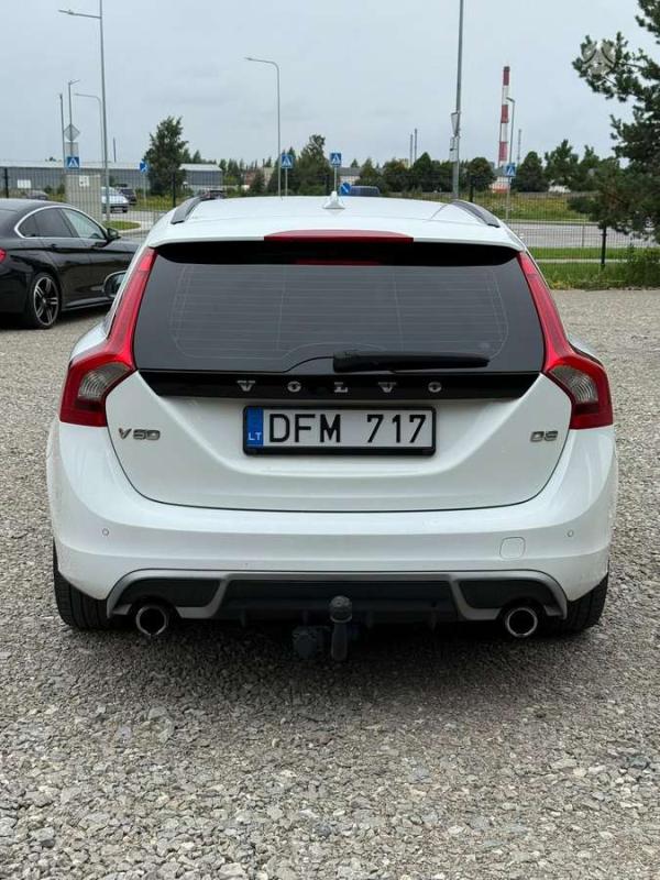 White Volvo V60 2011 in Siauliai, with an engine capacity of 1.98 L and mileage of 306 thousand km for 5750 €, photo 4 on AUTOMOTO.COM.LV