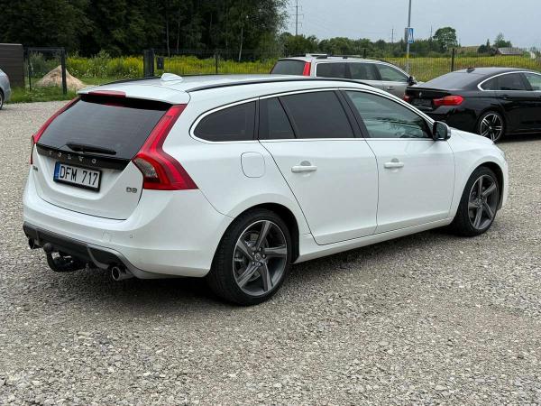 White Volvo V60 2011 in Siauliai, with an engine capacity of 1.98 L and mileage of 306 thousand km for 5750 €, photo 5 on AUTOMOTO.COM.LV