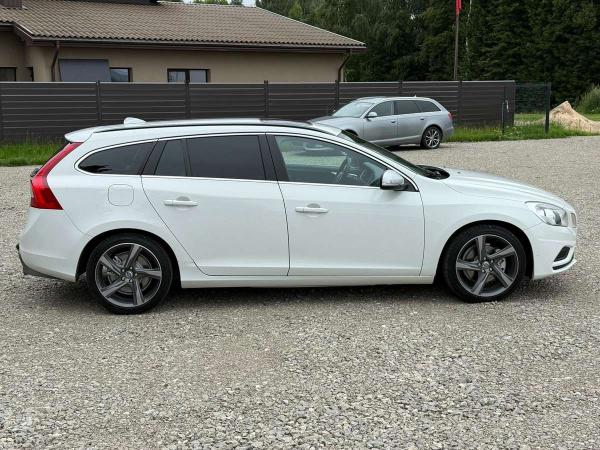 White Volvo V60 2011 in Siauliai, with an engine capacity of 1.98 L and mileage of 306 thousand km for 5750 €, photo 6 on AUTOMOTO.COM.LV
