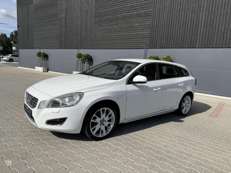 Balts Volvo V60 2011 Šauļi, ar dzinēja tilpumu 2.40 L un nobraukumu 270 tūkst. km par 4950 €, foto 1 vietnē AUTOMOTO.COM.LV