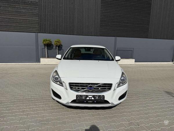 Balts Volvo V60 2011 Šauļi, ar dzinēja tilpumu 2.40 L un nobraukumu 270 tūkst. km par 4950 €, foto 2 vietnē AUTOMOTO.COM.LV