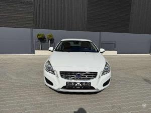 Balts Volvo V60 2011 Šauļi, ar dzinēja tilpumu 2.40 L un nobraukumu 270 tūkst. km par 4950 €, foto 3 vietnē AUTOMOTO.COM.LV