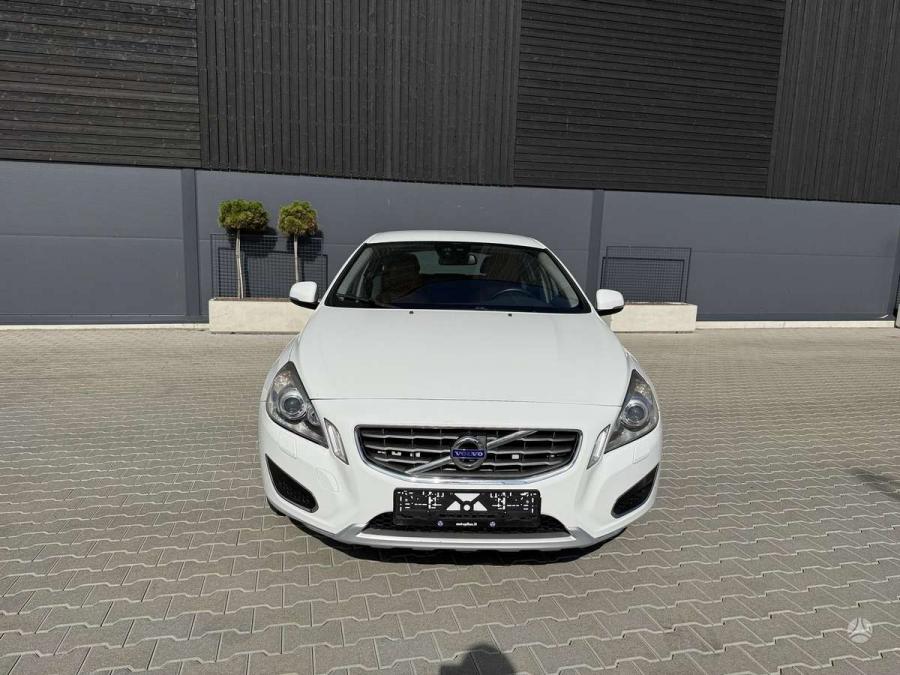Balts Volvo V60 2011 Šauļi, ar dzinēja tilpumu 2.40 L un nobraukumu 270 tūkst. km par 4950 €, foto 3 vietnē AUTOMOTO.COM.LV