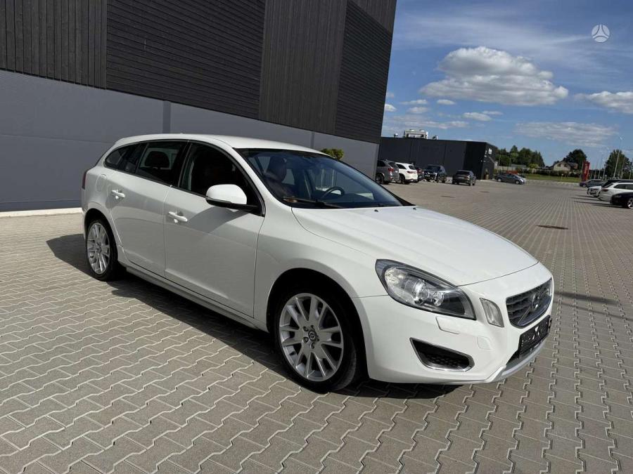 Balts Volvo V60 2011 Šauļi, ar dzinēja tilpumu 2.40 L un nobraukumu 270 tūkst. km par 4950 €, foto 4 vietnē AUTOMOTO.COM.LV