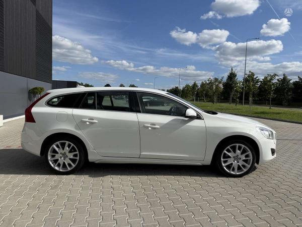 Balts Volvo V60 2011 Šauļi, ar dzinēja tilpumu 2.40 L un nobraukumu 270 tūkst. km par 4950 €, foto 4 vietnē AUTOMOTO.COM.LV