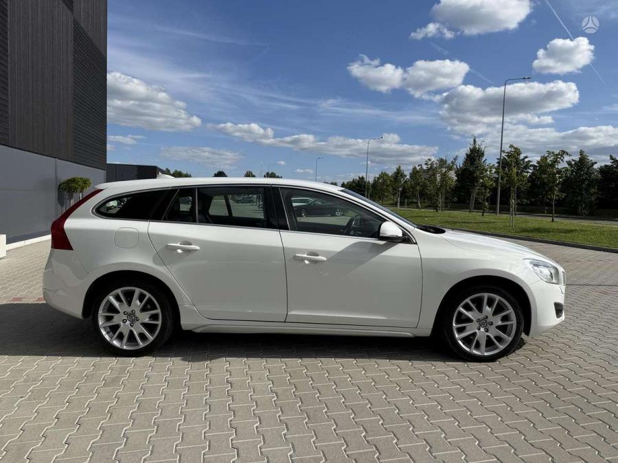 Balts Volvo V60 2011 Šauļi, ar dzinēja tilpumu 2.40 L un nobraukumu 270 tūkst. km par 4950 €, foto 5 vietnē AUTOMOTO.COM.LV