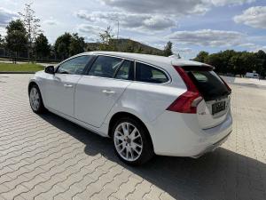 Balts Volvo V60 2011 Šauļi, ar dzinēja tilpumu 2.40 L un nobraukumu 270 tūkst. km par 4950 €, foto 6 vietnē AUTOMOTO.COM.LV