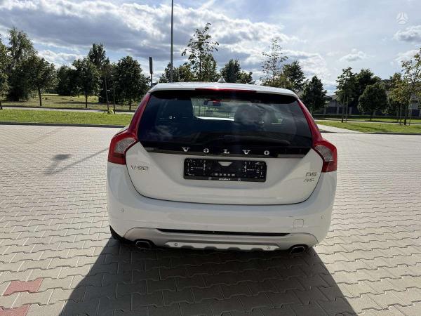 Balts Volvo V60 2011 Šauļi, ar dzinēja tilpumu 2.40 L un nobraukumu 270 tūkst. km par 4950 €, foto 6 vietnē AUTOMOTO.COM.LV