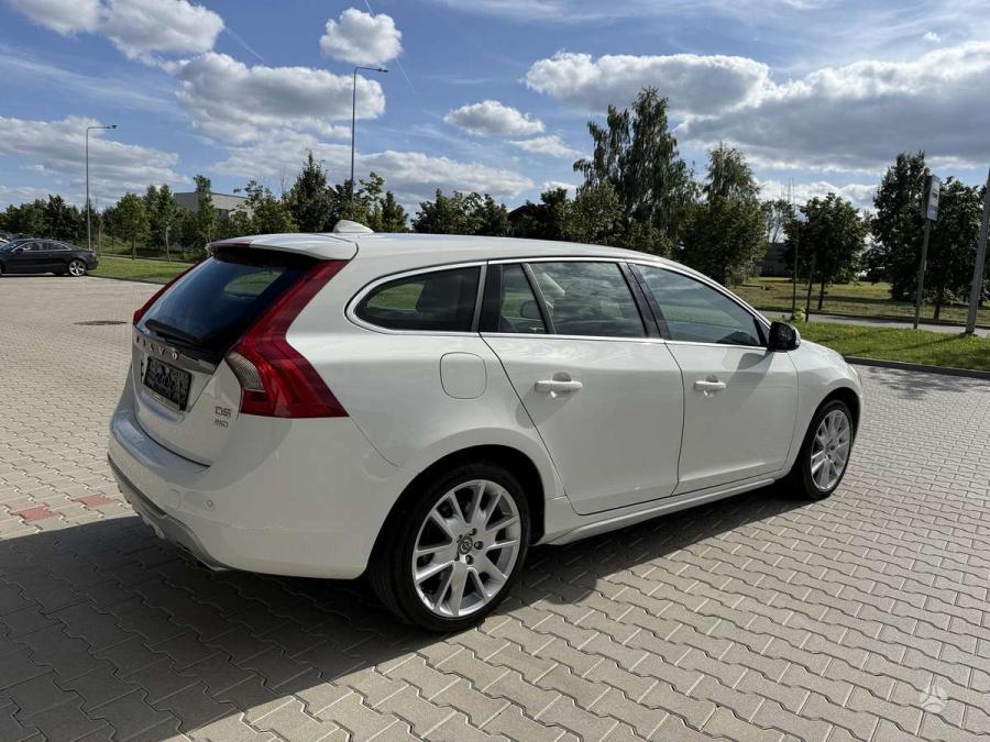 Balts Volvo V60 2011 Šauļi, ar dzinēja tilpumu 2.40 L un nobraukumu 270 tūkst. km par 4950 €, foto 8 vietnē AUTOMOTO.COM.LV