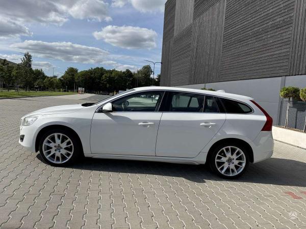 Balts Volvo V60 2011 Šauļi, ar dzinēja tilpumu 2.40 L un nobraukumu 270 tūkst. km par 4950 €, foto 8 vietnē AUTOMOTO.COM.LV