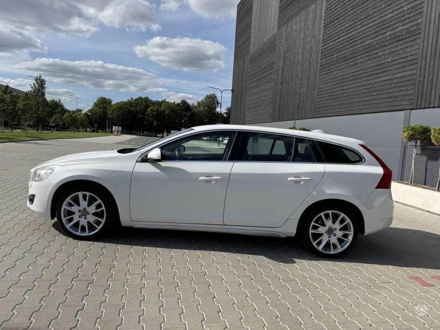 Balts Volvo V60 2011 Šauļi, ar dzinēja tilpumu 2.40 L un nobraukumu 270 tūkst. km par 4950 €, foto 9 vietnē AUTOMOTO.COM.LV