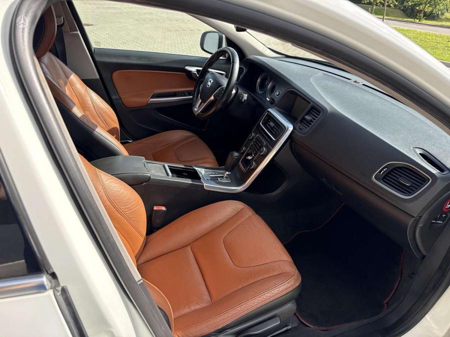 Balts Volvo V60 2011 Šauļi, ar dzinēja tilpumu 2.40 L un nobraukumu 270 tūkst. km par 4950 €, foto 10 vietnē AUTOMOTO.COM.LV