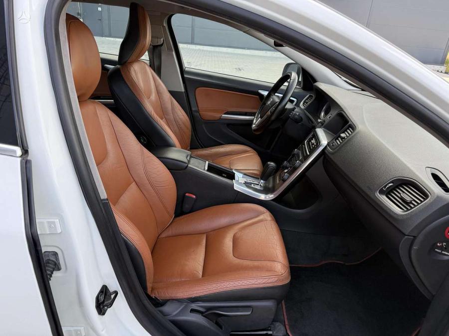 Balts Volvo V60 2011 Šauļi, ar dzinēja tilpumu 2.40 L un nobraukumu 270 tūkst. km par 4950 €, foto 11 vietnē AUTOMOTO.COM.LV