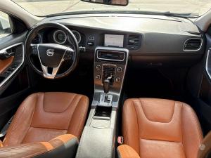 Balts Volvo V60 2011 Šauļi, ar dzinēja tilpumu 2.40 L un nobraukumu 270 tūkst. km par 4950 €, foto 14 vietnē AUTOMOTO.COM.LV