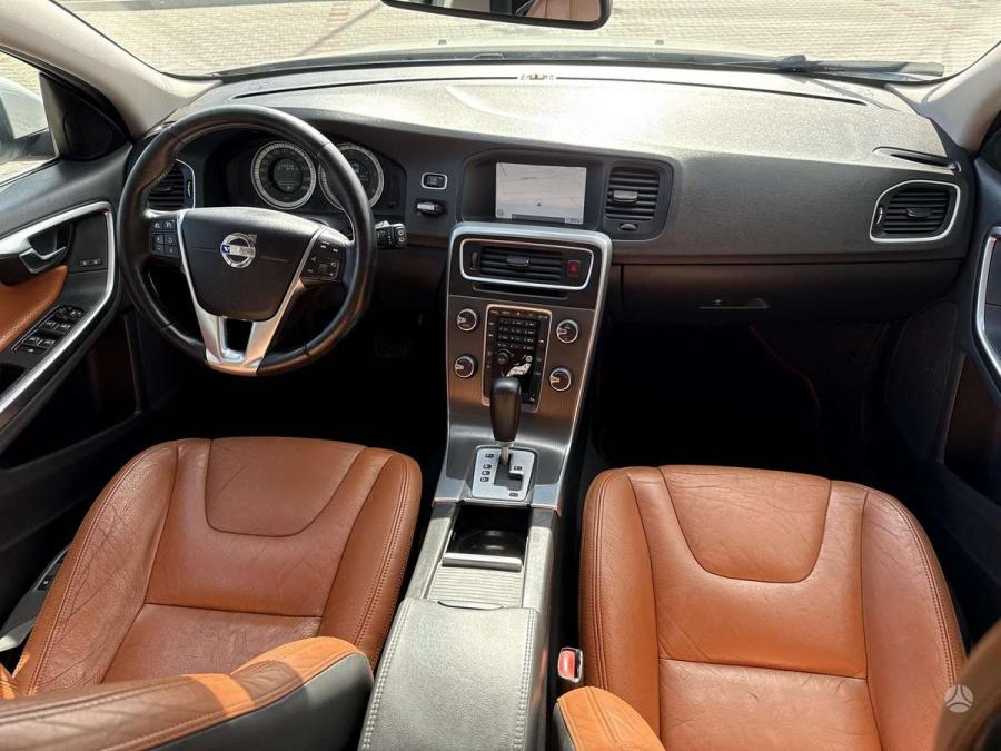 Balts Volvo V60 2011 Šauļi, ar dzinēja tilpumu 2.40 L un nobraukumu 270 tūkst. km par 4950 €, foto 14 vietnē AUTOMOTO.COM.LV