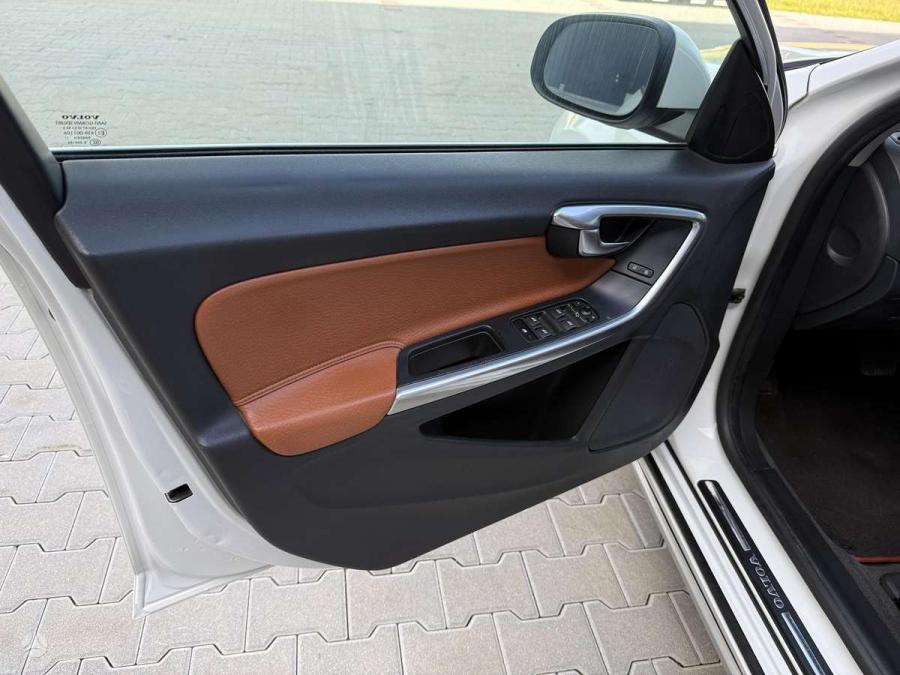 Balts Volvo V60 2011 Šauļi, ar dzinēja tilpumu 2.40 L un nobraukumu 270 tūkst. km par 4950 €, foto 16 vietnē AUTOMOTO.COM.LV