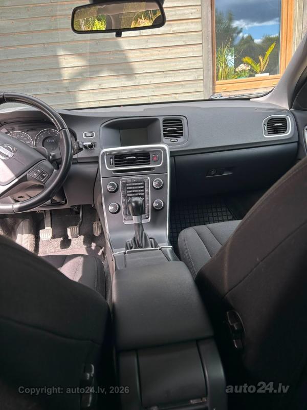 White Volvo V60 2011 in Tartu, with an engine capacity of 1.60 L and mileage of 389 thousand km for 4900 €, photo 4 on AUTOMOTO.COM.LV