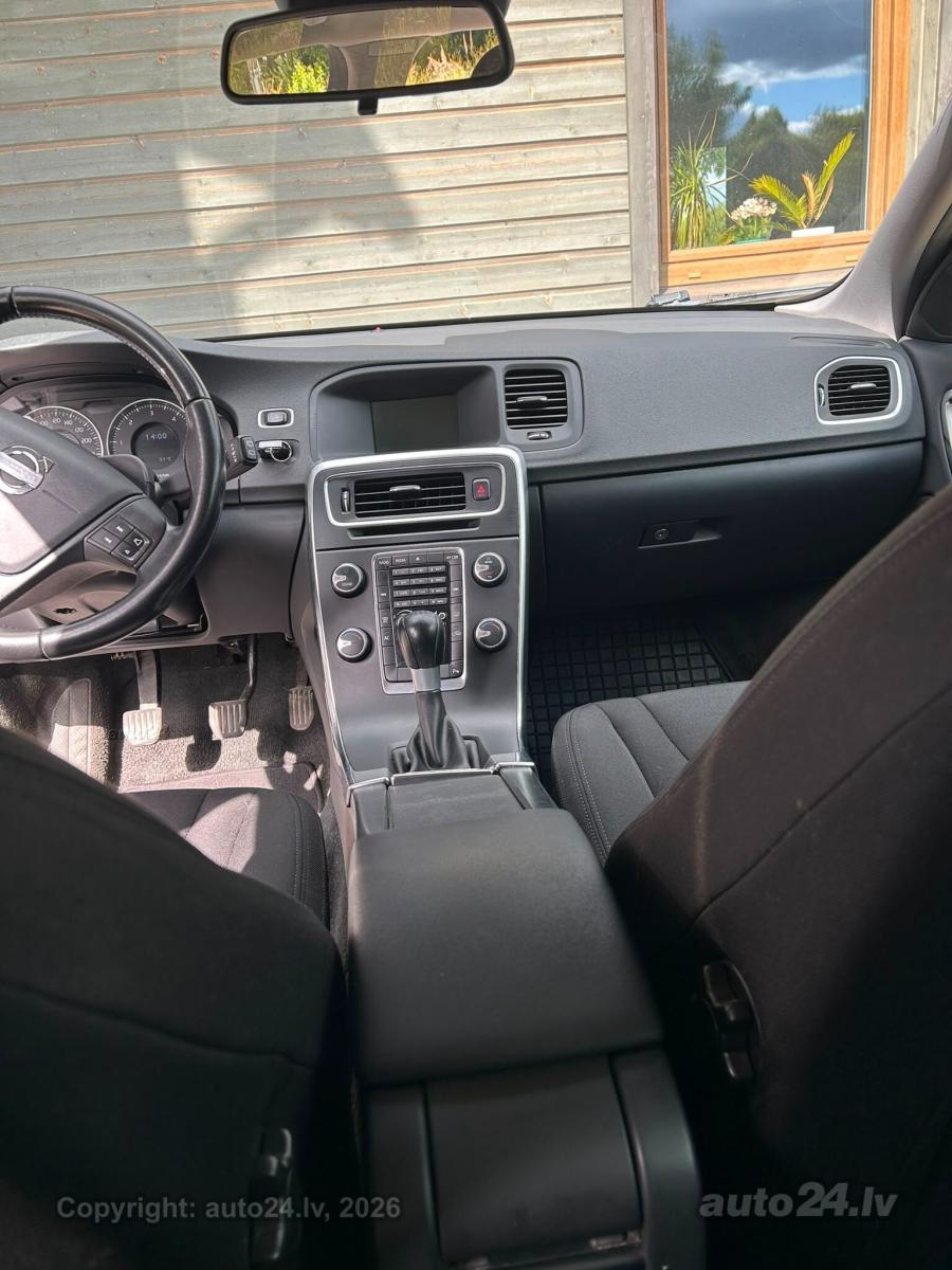Balts Volvo V60 2011 Tartu, ar dzinēja tilpumu 1.60 L un nobraukumu 389 tūkst. km par 4900 €, foto 5 vietnē AUTOMOTO.COM.LV