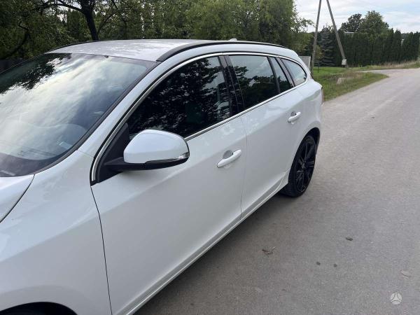 Белый Вольво B60 2011 в Пренай, объемом двигателя 1.98 л и пробегом 275 тыс. км за 4999 €, фото 3 на AUTOMOTO.COM.LV