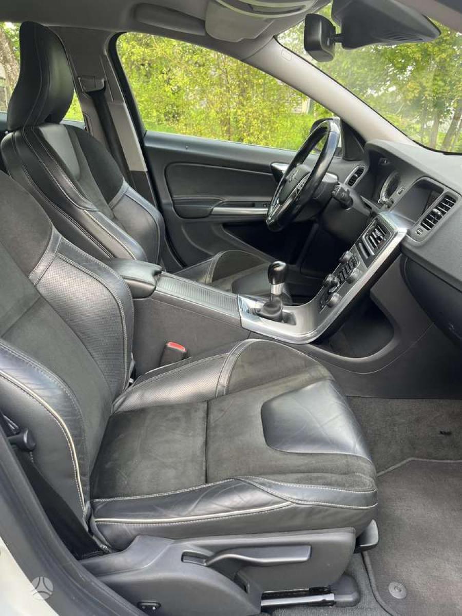 Balts Volvo V60 2011 Prienai, ar dzinēja tilpumu 1.98 L un nobraukumu 275 tūkst. km par 4999 €, foto 10 vietnē AUTOMOTO.COM.LV