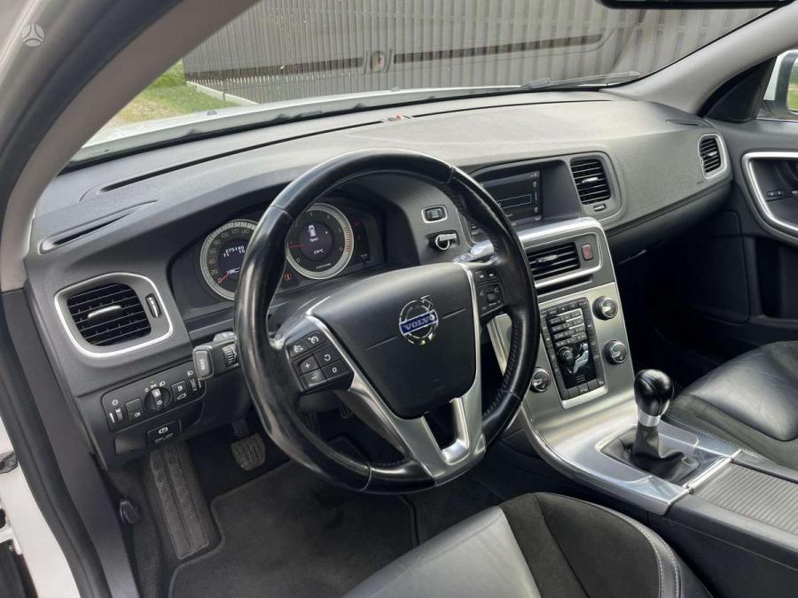 Balts Volvo V60 2011 Prienai, ar dzinēja tilpumu 1.98 L un nobraukumu 275 tūkst. km par 4999 €, foto 16 vietnē AUTOMOTO.COM.LV
