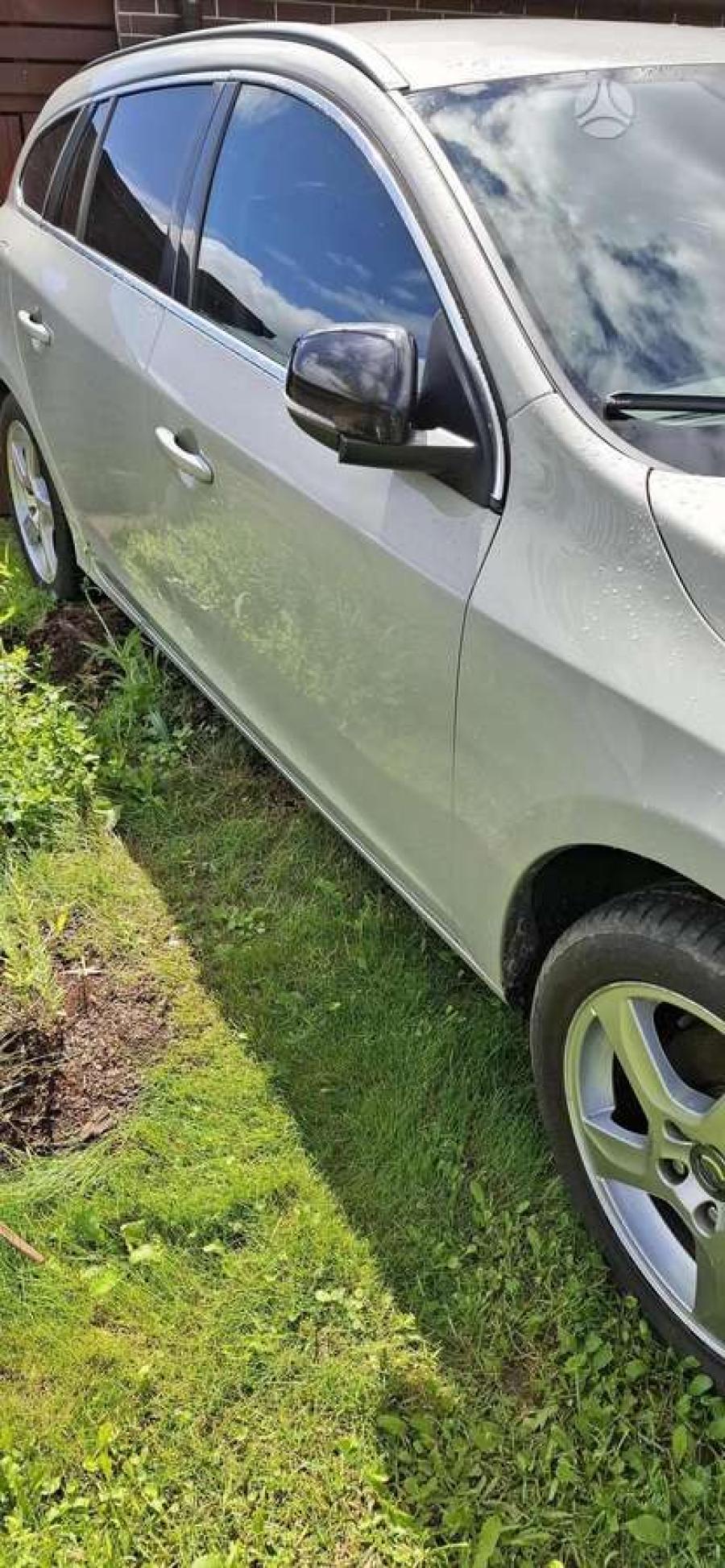 White Volvo V60 2011 in Alytus, with an engine capacity of 1.60 L and mileage of 321 thousand km for 4000 €, photo 1 on AUTOMOTO.COM.LV