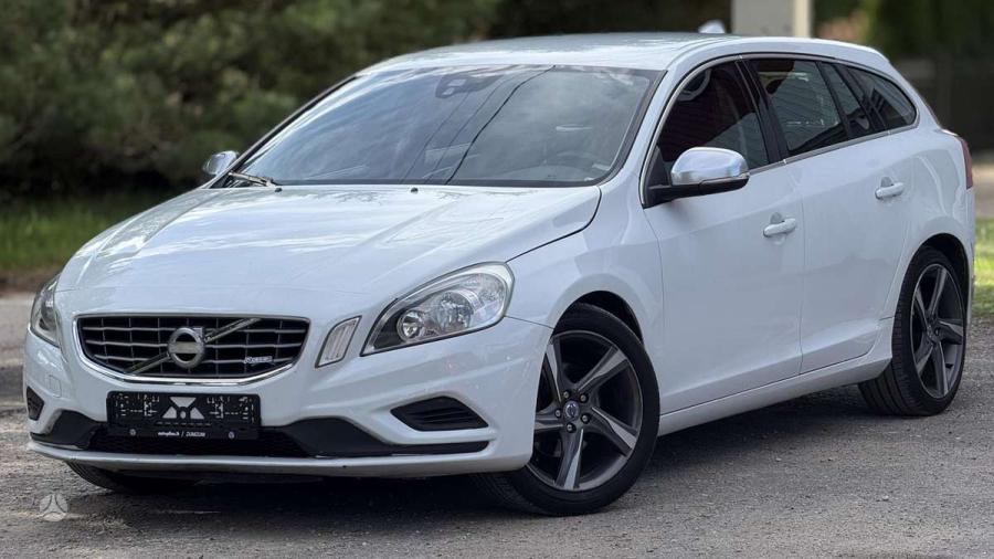 White Volvo V60 2011 in Ukmerge, with an engine capacity of 1.56 L and mileage of 320 thousand km for 4300 €, photo 1 on AUTOMOTO.COM.LV