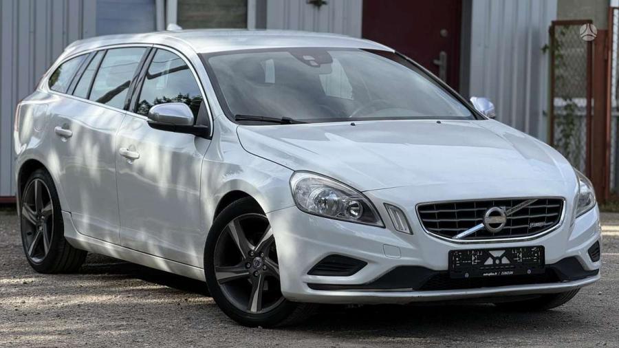 White Volvo V60 2011 in Ukmerge, with an engine capacity of 1.56 L and mileage of 320 thousand km for 4300 €, photo 3 on AUTOMOTO.COM.LV
