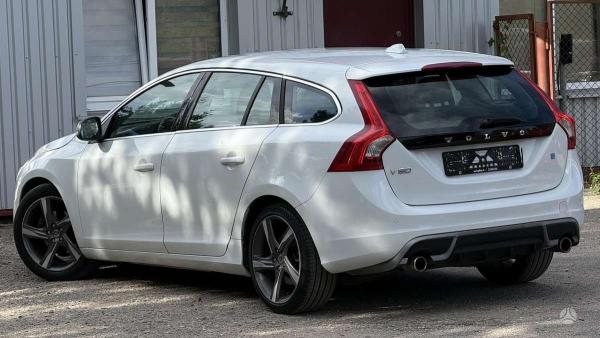 White Volvo V60 2011 in Ukmerge, with an engine capacity of 1.56 L and mileage of 320 thousand km for 4300 €, photo 4 on AUTOMOTO.COM.LV