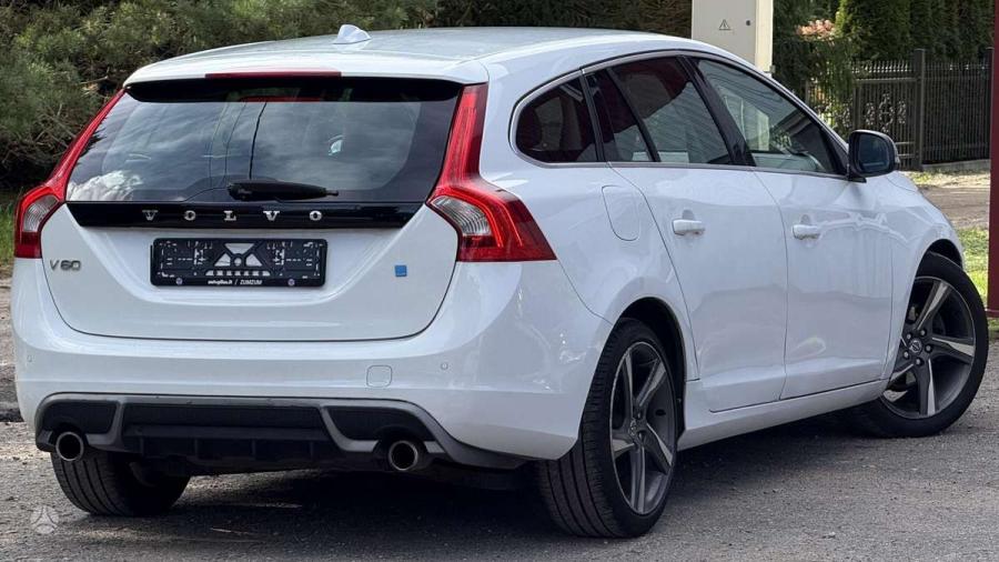 White Volvo V60 2011 in Ukmerge, with an engine capacity of 1.56 L and mileage of 320 thousand km for 4300 €, photo 5 on AUTOMOTO.COM.LV