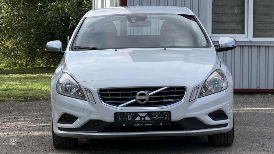 White Volvo V60 2011 in Ukmerge, with an engine capacity of 1.56 L and mileage of 320 thousand km for 4300 €, photo 6 on AUTOMOTO.COM.LV