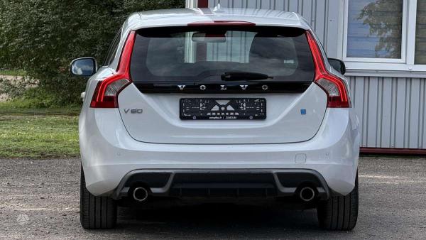 White Volvo V60 2011 in Ukmerge, with an engine capacity of 1.56 L and mileage of 320 thousand km for 4300 €, photo 7 on AUTOMOTO.COM.LV
