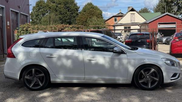 White Volvo V60 2011 in Ukmerge, with an engine capacity of 1.56 L and mileage of 320 thousand km for 4300 €, photo 8 on AUTOMOTO.COM.LV