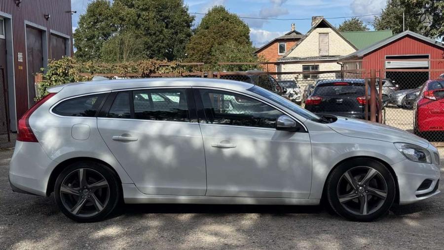 White Volvo V60 2011 in Ukmerge, with an engine capacity of 1.56 L and mileage of 320 thousand km for 4300 €, photo 8 on AUTOMOTO.COM.LV
