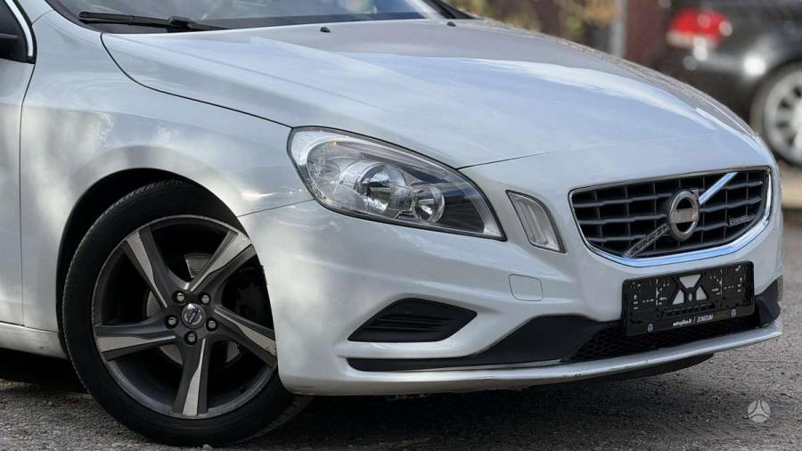 White Volvo V60 2011 in Ukmerge, with an engine capacity of 1.56 L and mileage of 320 thousand km for 4300 €, photo 10 on AUTOMOTO.COM.LV