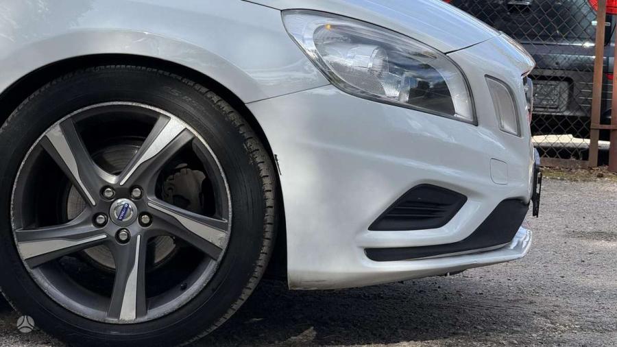 White Volvo V60 2011 in Ukmerge, with an engine capacity of 1.56 L and mileage of 320 thousand km for 4300 €, photo 11 on AUTOMOTO.COM.LV
