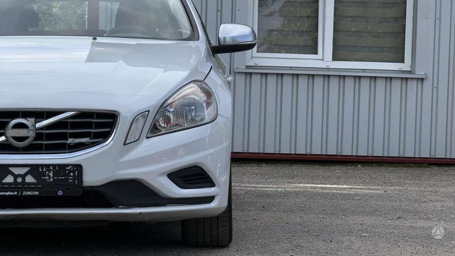 White Volvo V60 2011 in Ukmerge, with an engine capacity of 1.56 L and mileage of 320 thousand km for 4300 €, photo 12 on AUTOMOTO.COM.LV