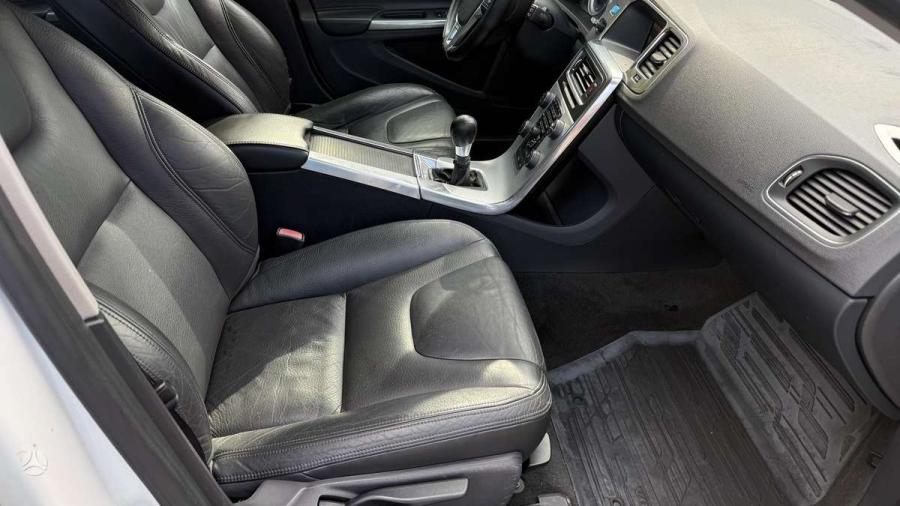 White Volvo V60 2011 in Ukmerge, with an engine capacity of 1.56 L and mileage of 320 thousand km for 4300 €, photo 15 on AUTOMOTO.COM.LV