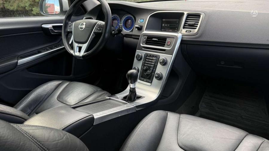 White Volvo V60 2011 in Ukmerge, with an engine capacity of 1.56 L and mileage of 320 thousand km for 4300 €, photo 16 on AUTOMOTO.COM.LV