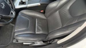 White Volvo V60 2011 in Ukmerge, with an engine capacity of 1.56 L and mileage of 320 thousand km for 4300 €, photo 17 on AUTOMOTO.COM.LV