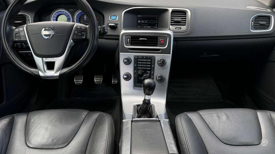 White Volvo V60 2011 in Ukmerge, with an engine capacity of 1.56 L and mileage of 320 thousand km for 4300 €, photo 18 on AUTOMOTO.COM.LV