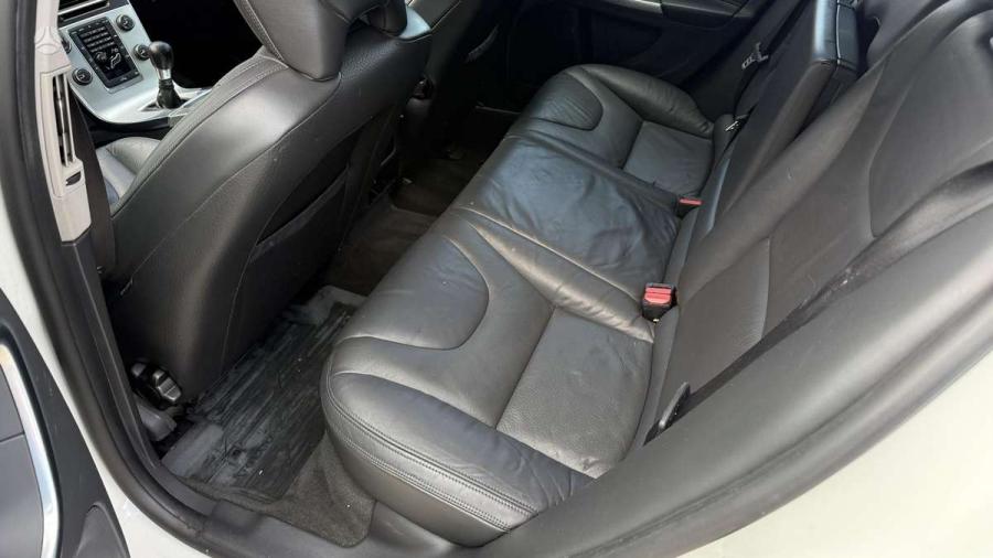 White Volvo V60 2011 in Ukmerge, with an engine capacity of 1.56 L and mileage of 320 thousand km for 4300 €, photo 20 on AUTOMOTO.COM.LV