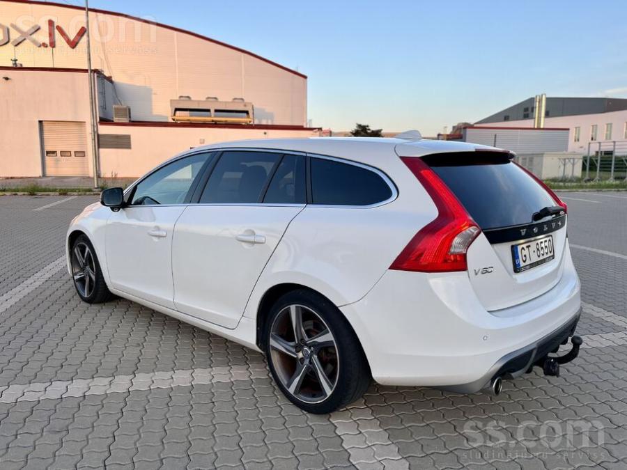 Balts Volvo V60 2011 Rīga, ar dzinēja tilpumu 2.40 L un nobraukumu 360 tūkst. km par 4000 €, foto 5 vietnē AUTOMOTO.COM.LV