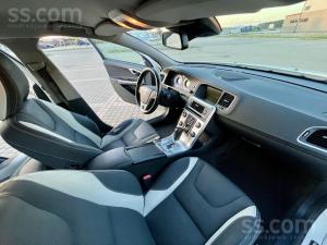 Balts Volvo V60 2011 Rīga, ar dzinēja tilpumu 2.40 L un nobraukumu 360 tūkst. km par 4000 €, foto 6 vietnē AUTOMOTO.COM.LV