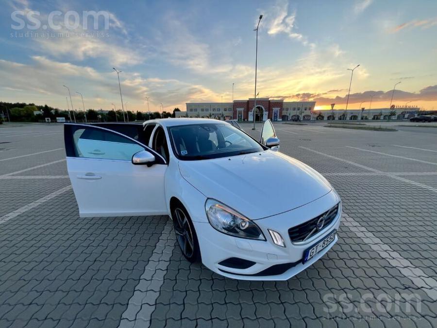 Balts Volvo V60 2011 Rīga, ar dzinēja tilpumu 2.40 L un nobraukumu 360 tūkst. km par 4000 €, foto 7 vietnē AUTOMOTO.COM.LV