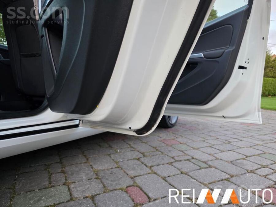 Balts Volvo V60 2011 Rīga, ar dzinēja tilpumu 2.00 L un nobraukumu 221 tūkst. km par 6950 €, foto 42 vietnē AUTOMOTO.COM.LV
