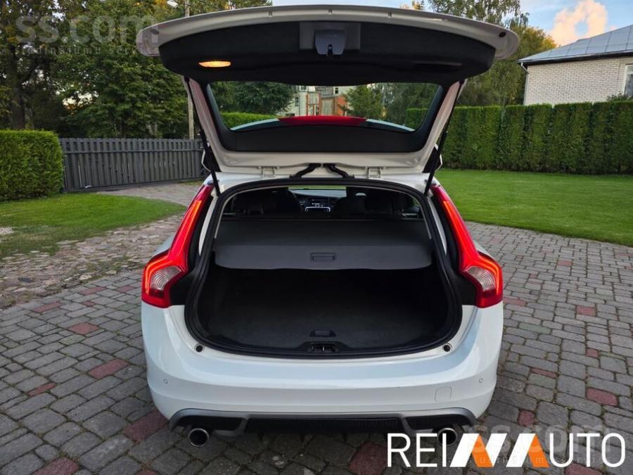 Balts Volvo V60 2011 Rīga, ar dzinēja tilpumu 2.00 L un nobraukumu 221 tūkst. km par 6950 €, foto 13 vietnē AUTOMOTO.COM.LV