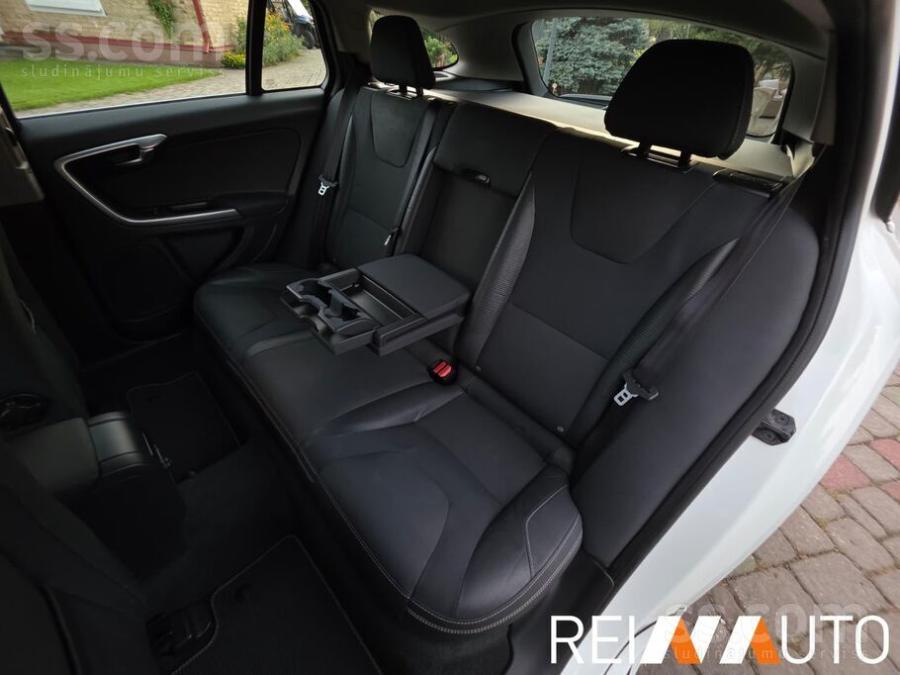 Balts Volvo V60 2011 Rīga, ar dzinēja tilpumu 2.00 L un nobraukumu 221 tūkst. km par 6950 €, foto 17 vietnē AUTOMOTO.COM.LV