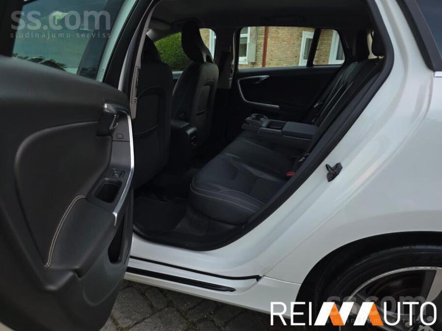 Balts Volvo V60 2011 Rīga, ar dzinēja tilpumu 2.00 L un nobraukumu 221 tūkst. km par 6950 €, foto 18 vietnē AUTOMOTO.COM.LV