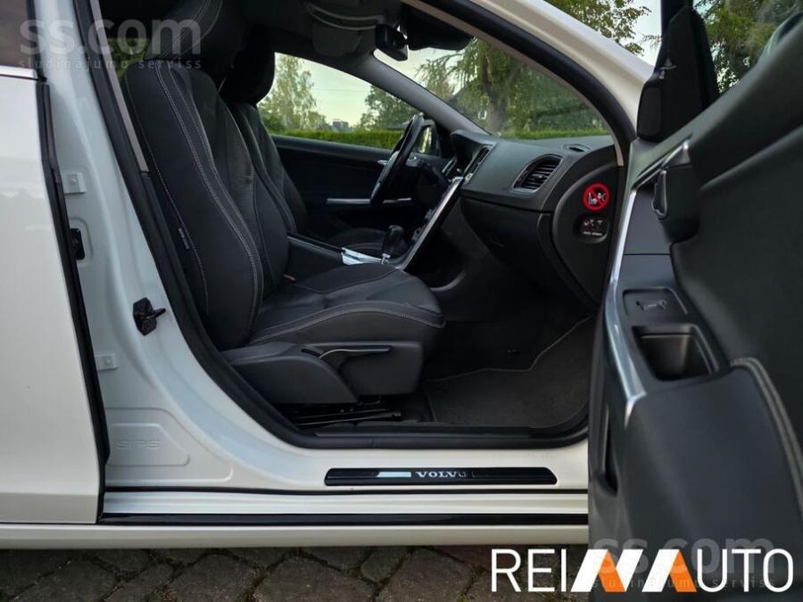 Balts Volvo V60 2011 Rīga, ar dzinēja tilpumu 2.00 L un nobraukumu 221 tūkst. km par 6950 €, foto 20 vietnē AUTOMOTO.COM.LV